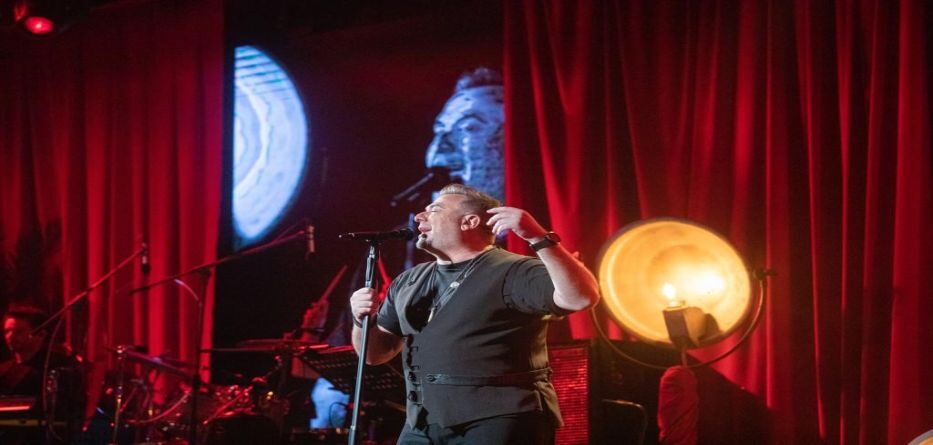 Αντώνης Ρέμος: Παρουσίασε πρώτη φορά live το νέο του τραγούδι «Όλα Για ...