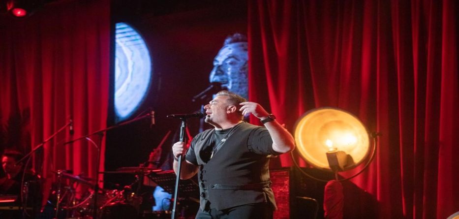 Αντώνης Ρέμος: Παρουσίασε πρώτη φορά live το νέο του τραγούδι «Όλα Για ...