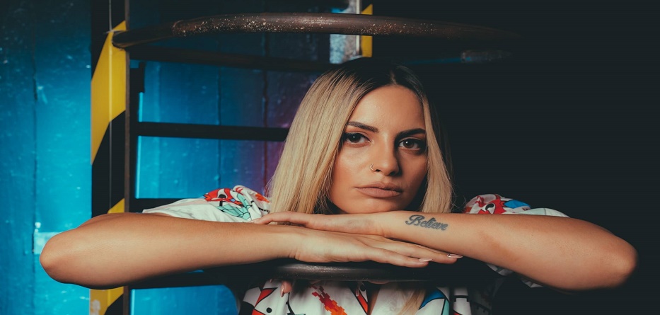 H Daphne Lawrence εύχεται σε όλους «Καλά Χριστούγεννα» – Web Music Radio