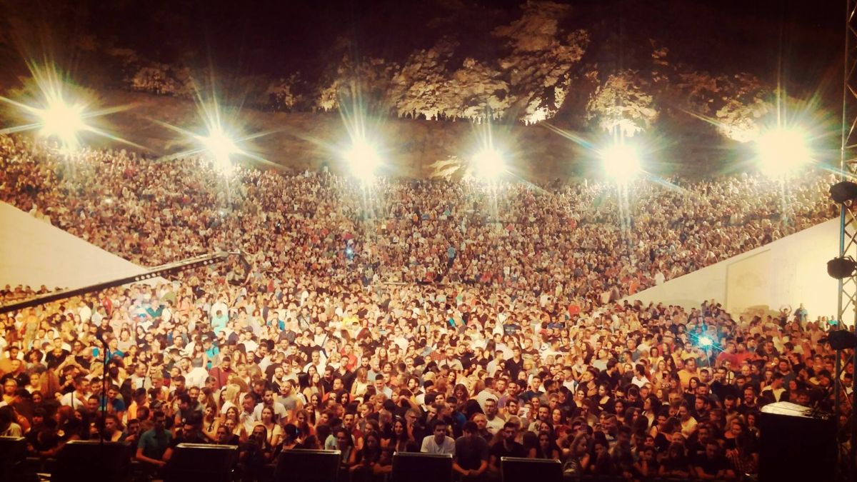 θεατρο πετρας – Web Music Radio